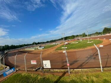 Dave Blaney grabs World of Outlaws win with last lap pass (Video ...