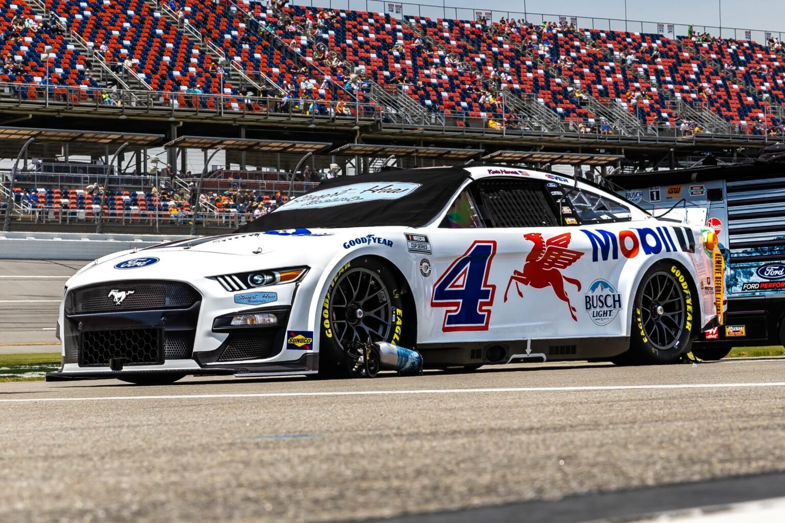 Josh Berry to replace Kevin Harvick in the No. 4 car - Racing News