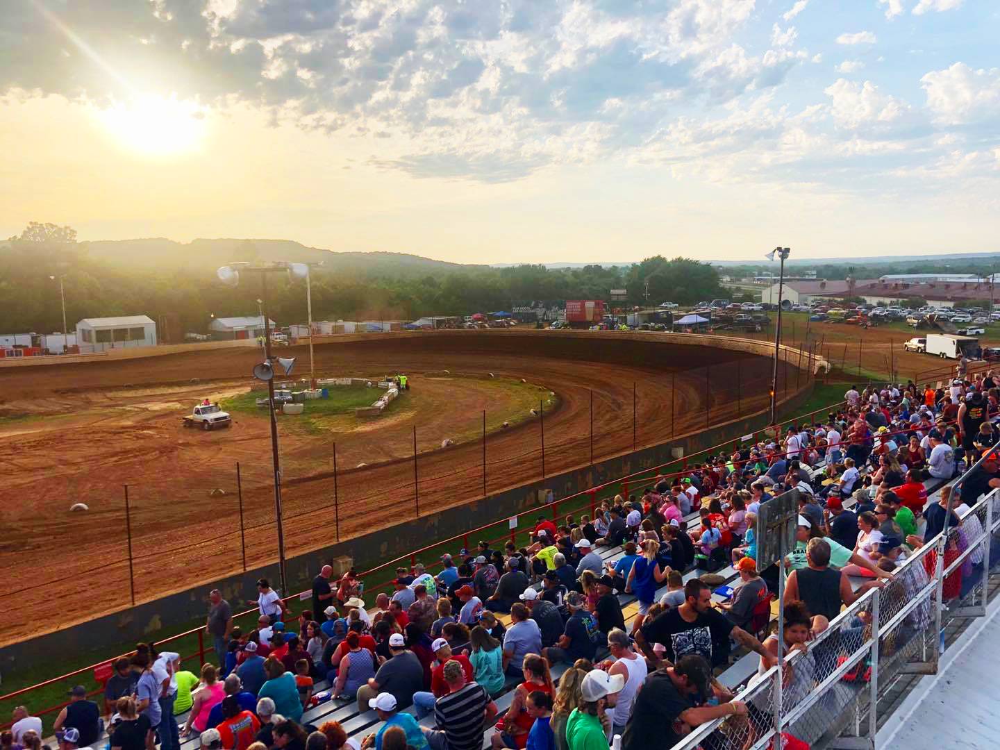 Racing drivers fight on the frontstretch at Missouri dirt track (Video ...